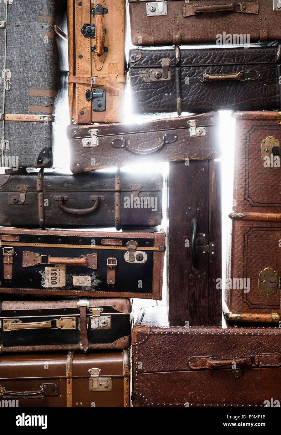 Old stack suitcases hi-res stock photography and images - Alamy