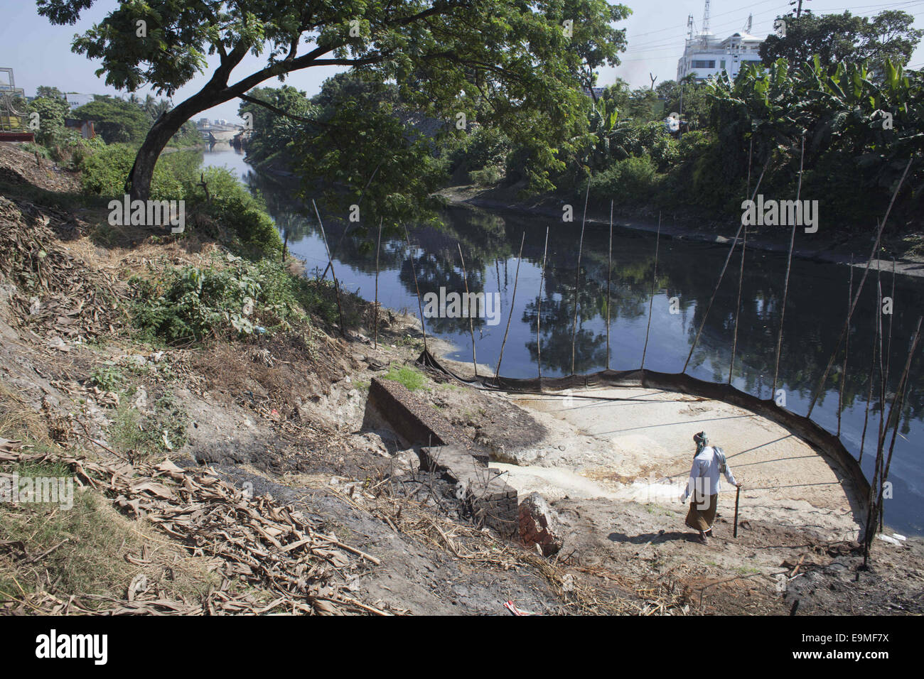 Oct. 30, 2014 - Dhaka, Bangladesh - By throwing waste chemicals and oil ...