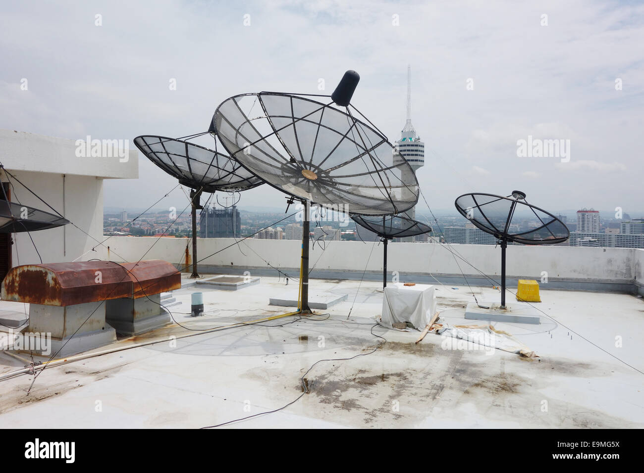 Satellites hi-res stock photography and images - Alamy