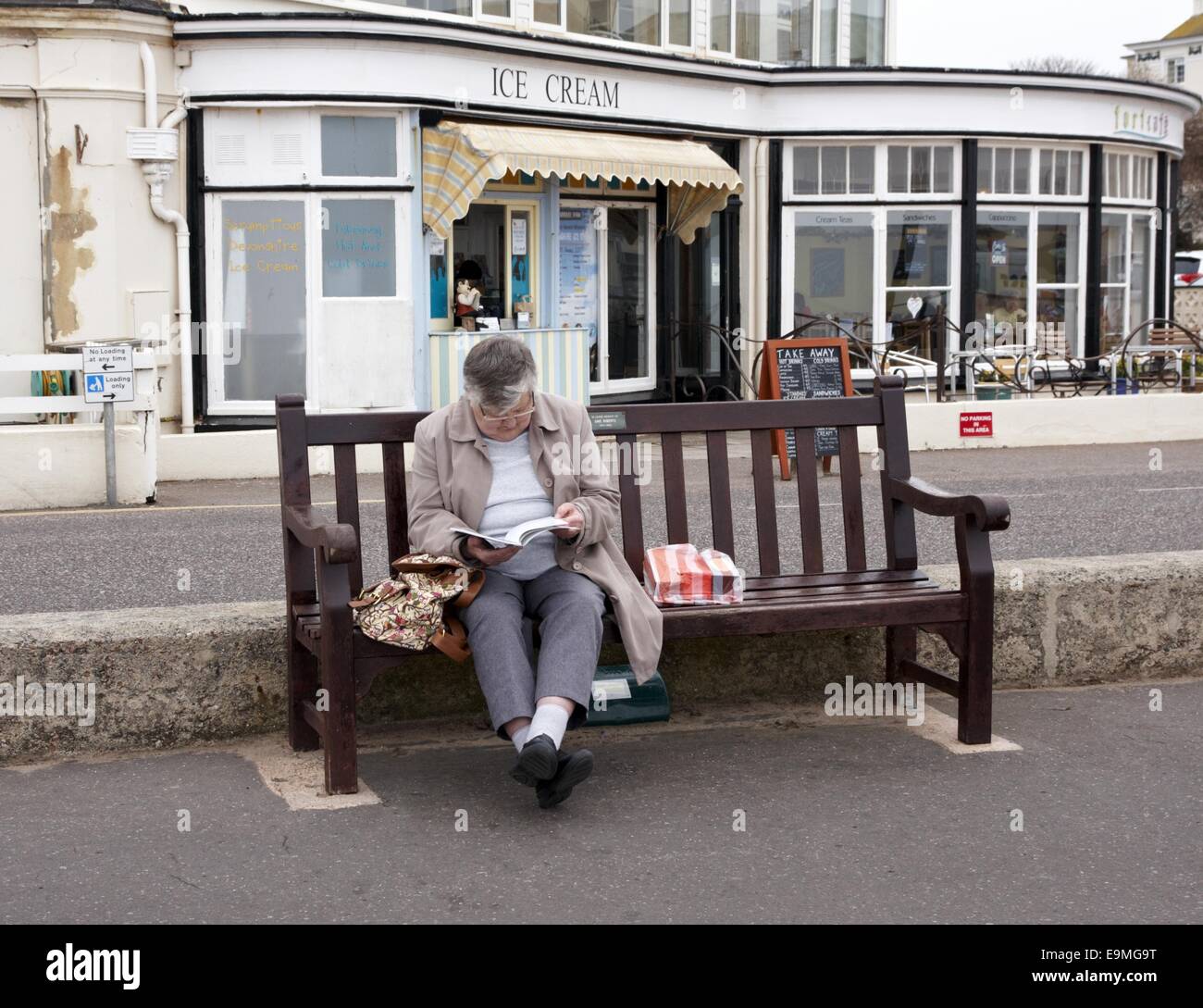 women on bench reading Stock Photo - Alamy