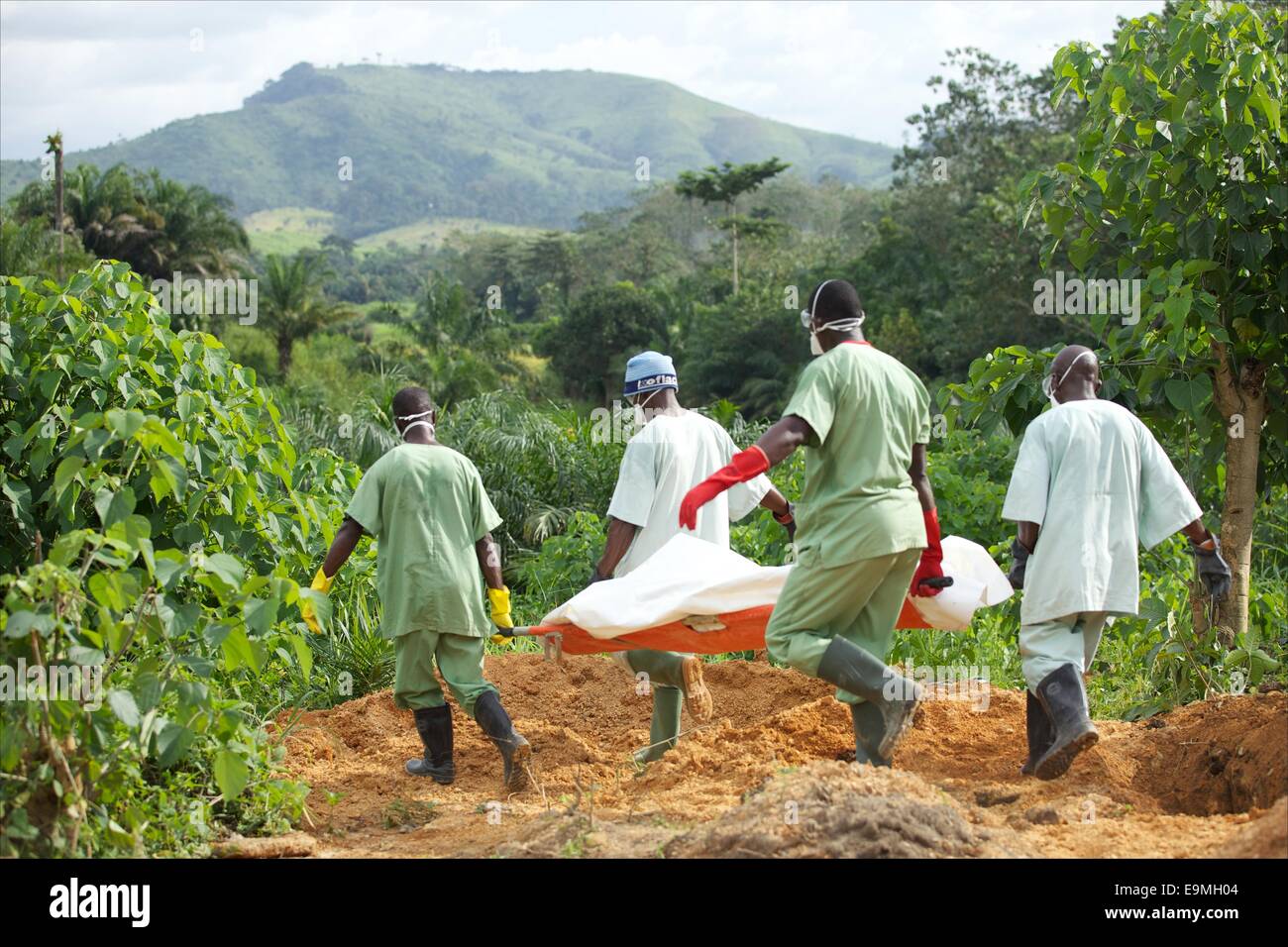 Red cross workers ebola guinea hi-res stock photography and images - Alamy