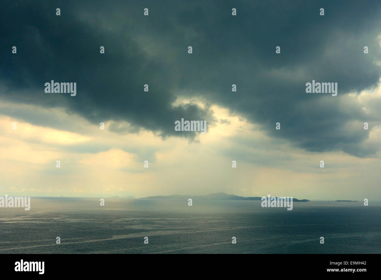 Dark clouds above sea hi-res stock photography and images - Alamy