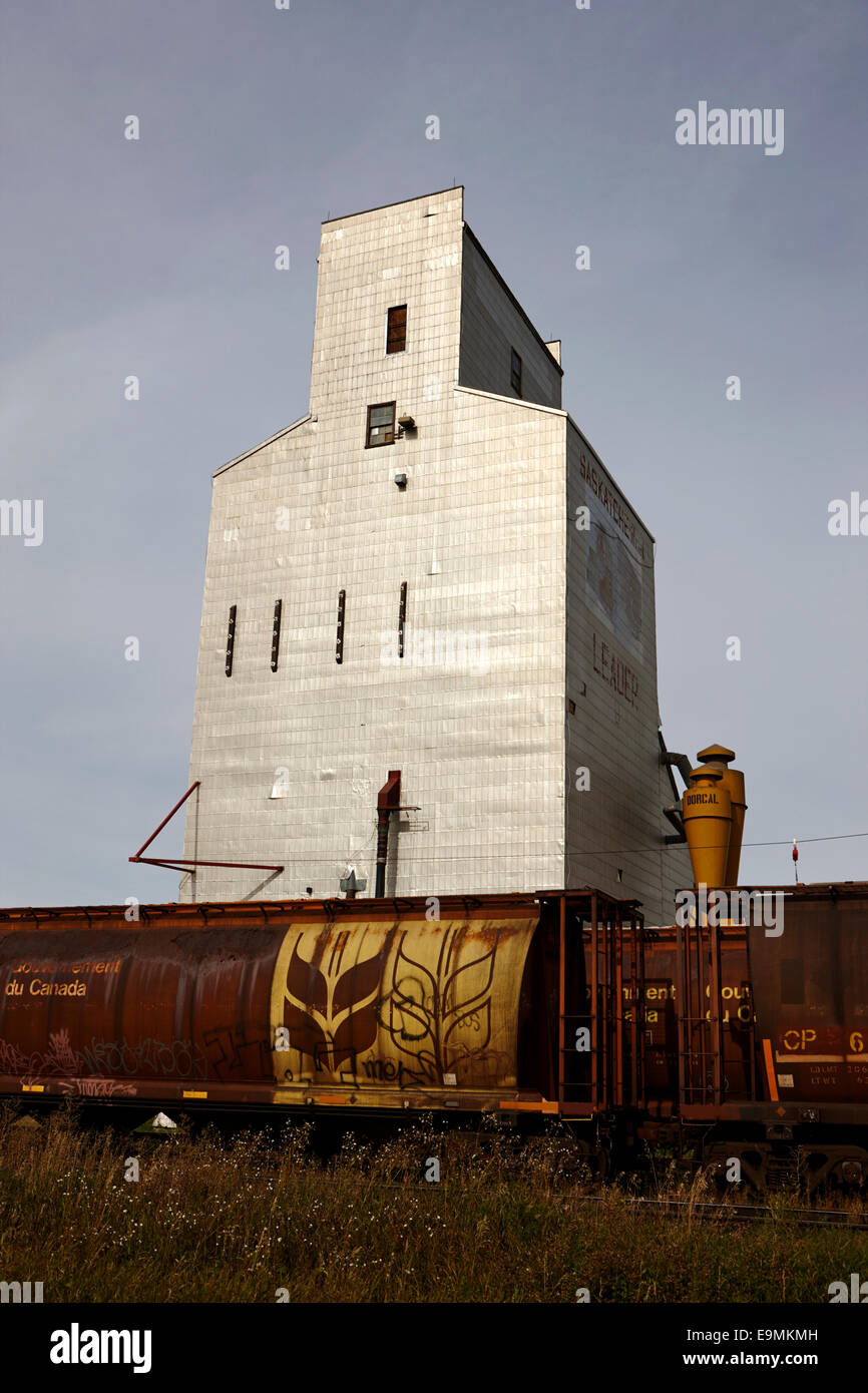 Grain elevator and train hi-res stock photography and images - Alamy