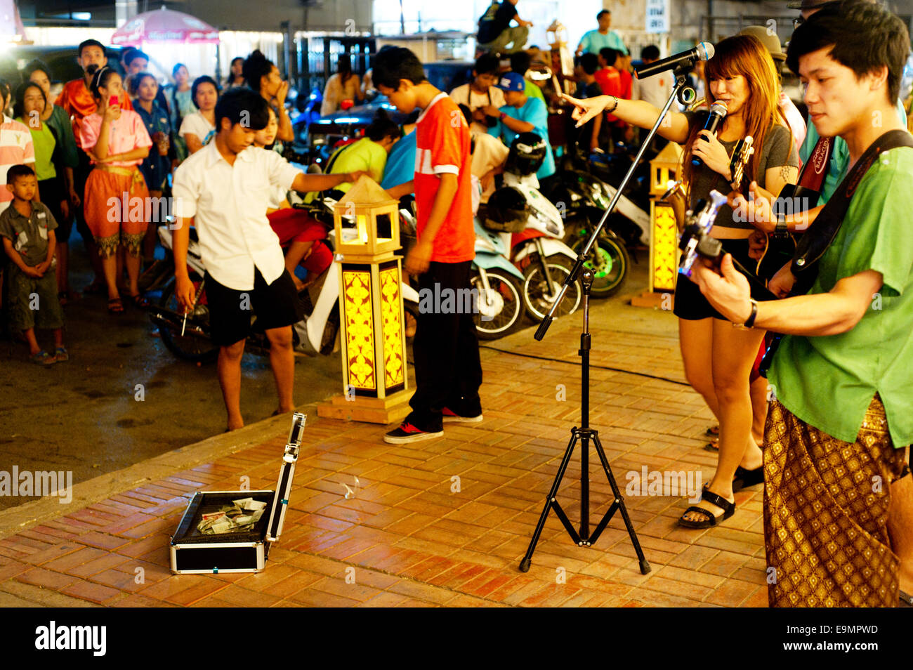 Thai street musicians Stock Photo - Alamy