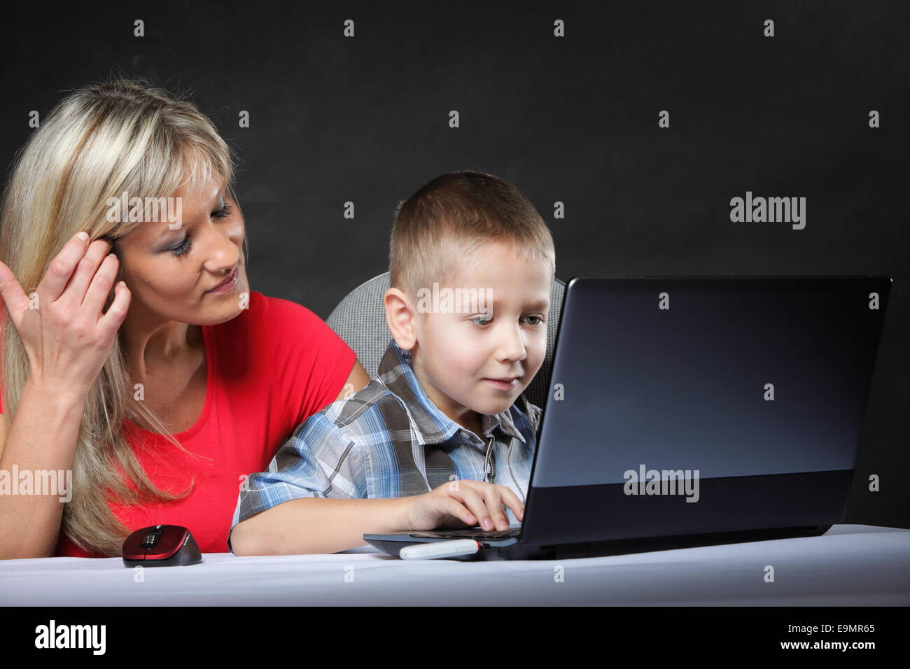 Mom on laptop hi-res stock photography and images - Alamy