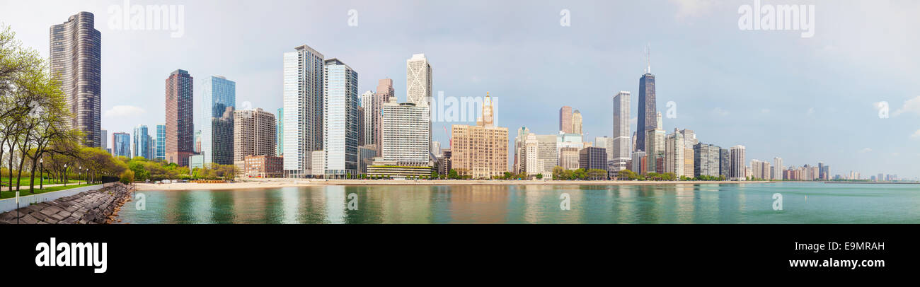 Chicago downtown skyline on sunny hi-res stock photography and images ...
