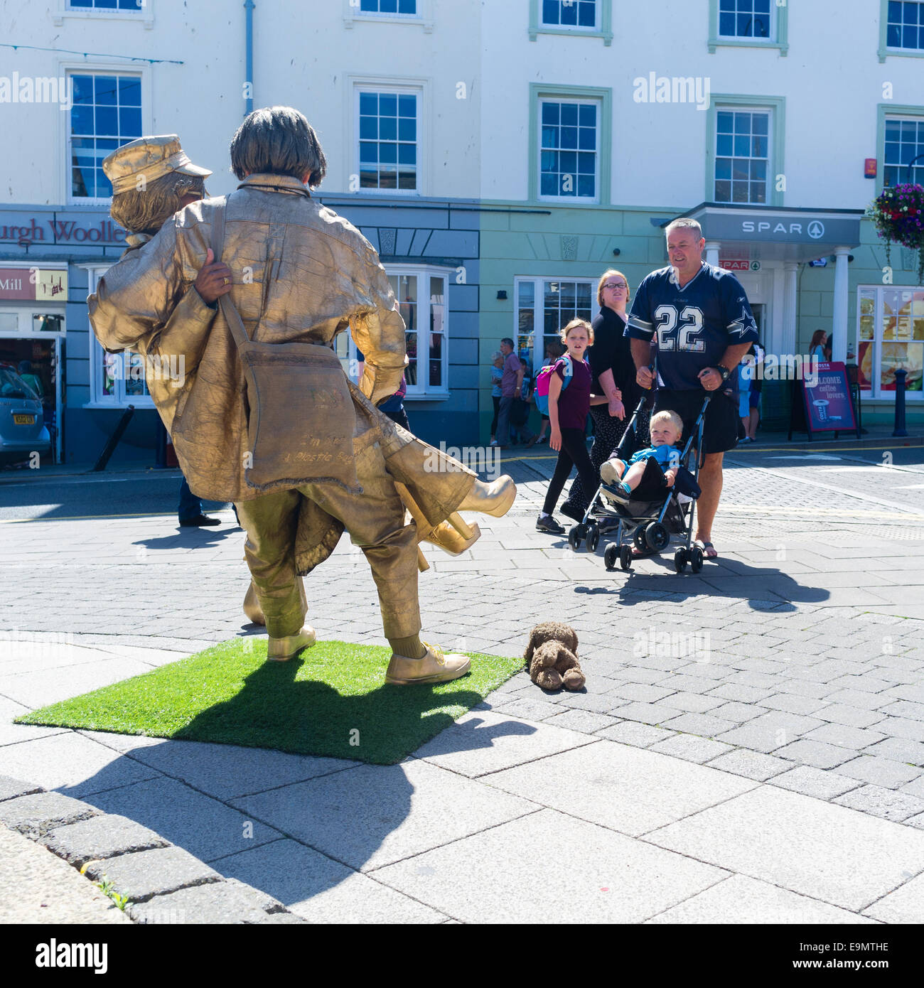 The Gold Man Living Statue High Resolution Stock Photography and Images ...