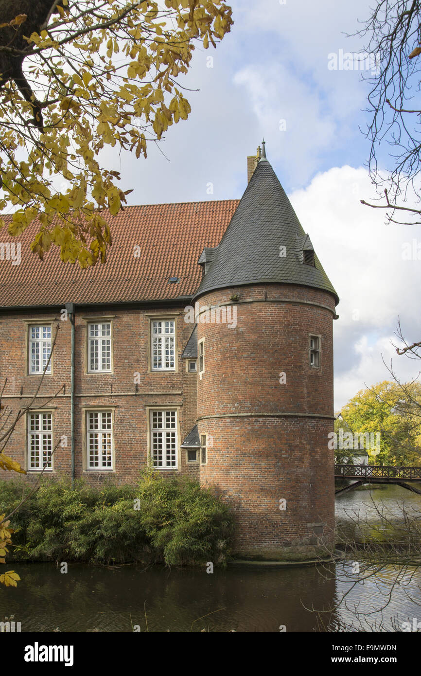 Moated castle in autumn hi-res stock photography and images - Alamy