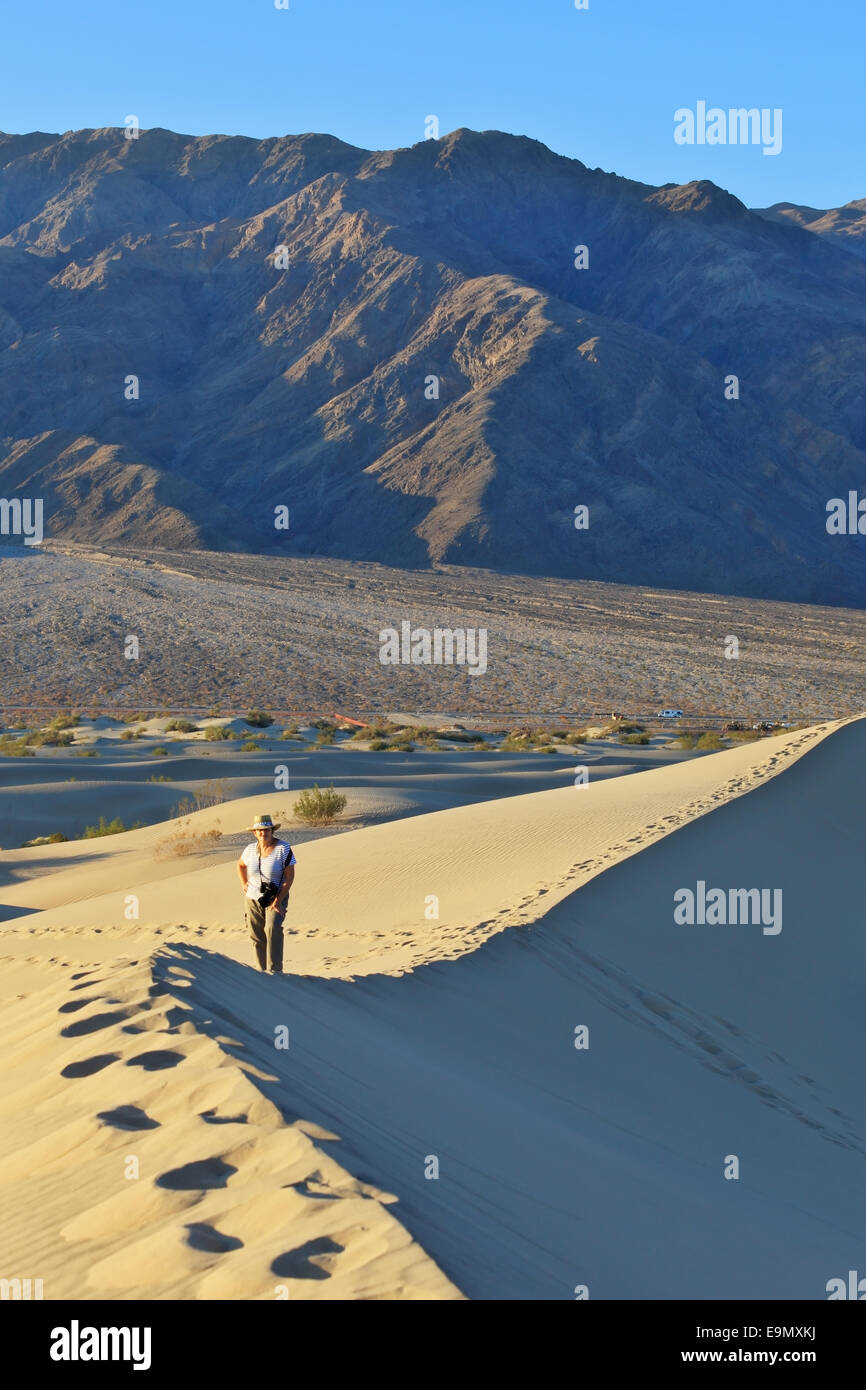 Woman photographer in white hi-res stock photography and images - Alamy