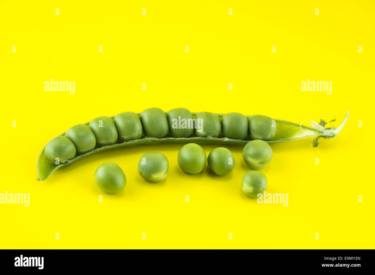 Yellow pea pod hi-res stock photography and images - Alamy