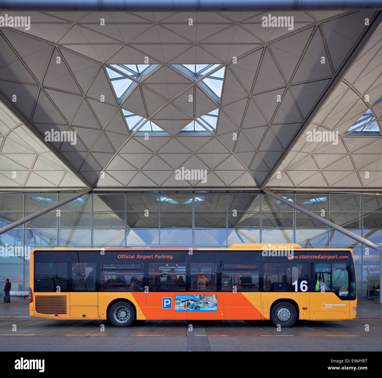 Parking airport bus hi-res stock photography and images - Alamy