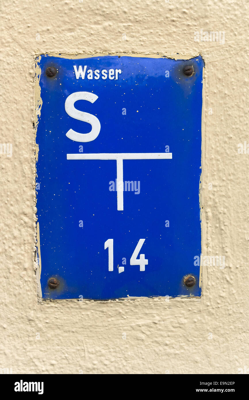 Hydrantenbeschilderung hi-res stock photography and images - Alamy