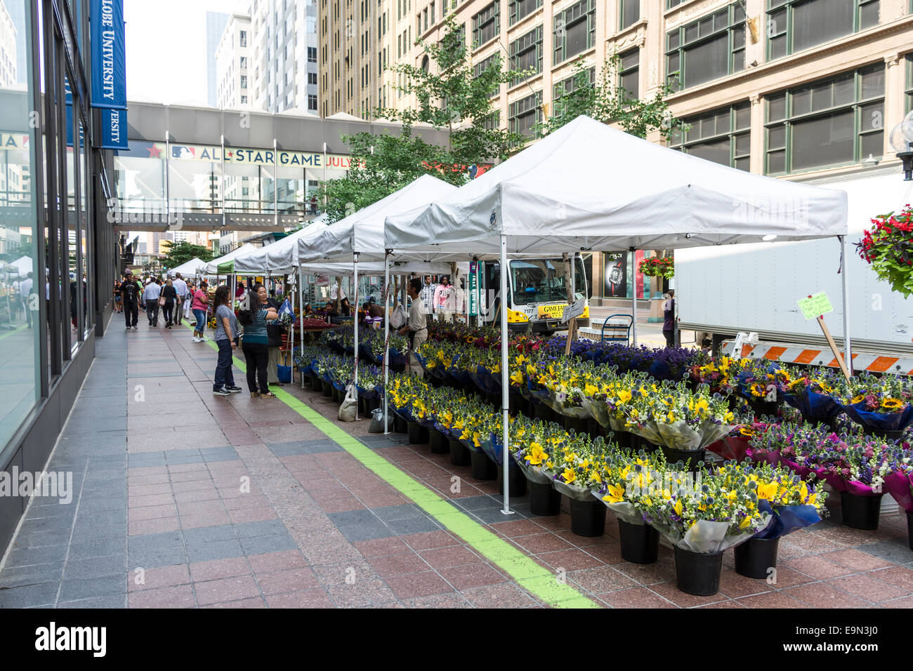 Street market, Nicollet Mall, Minneapolis, Minnesota, USA Stock Photo ...