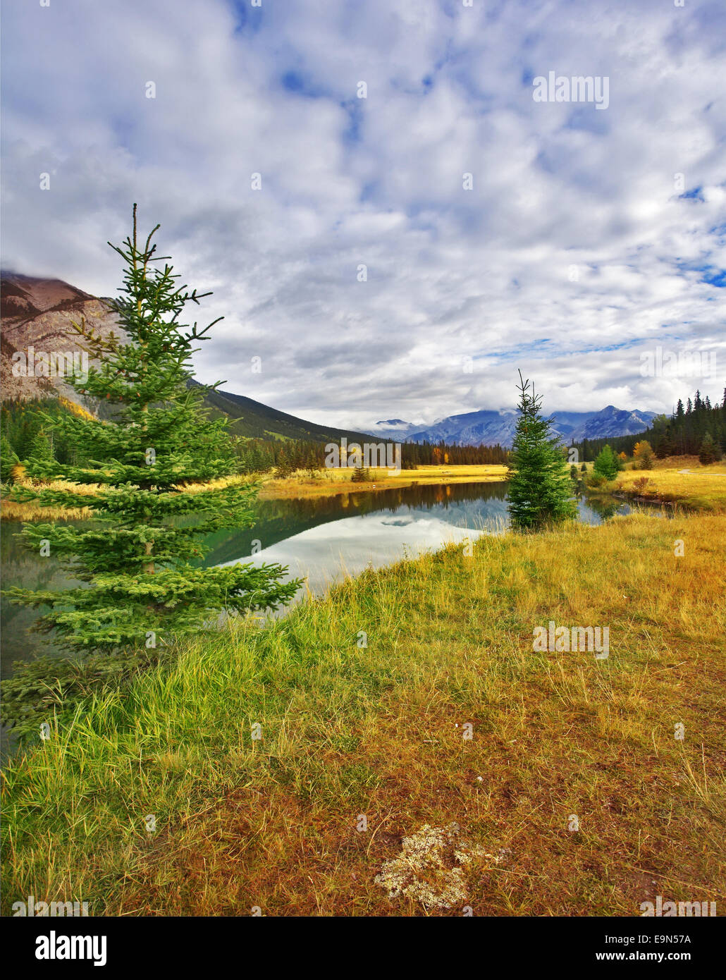 Mirror smooth lake hi-res stock photography and images - Alamy