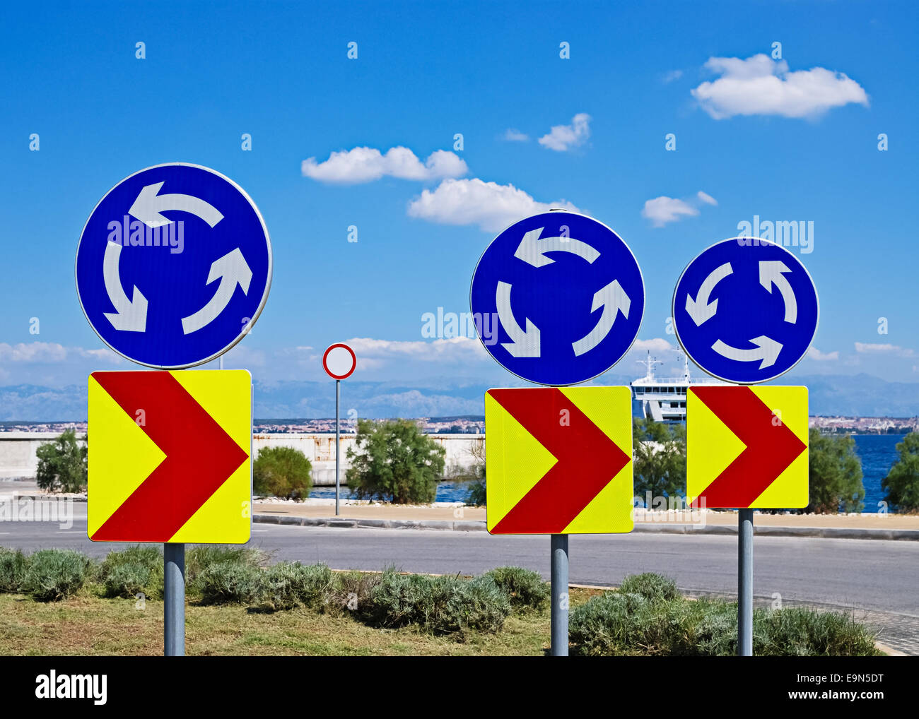 Roundabout arrows hi-res stock photography and images - Alamy