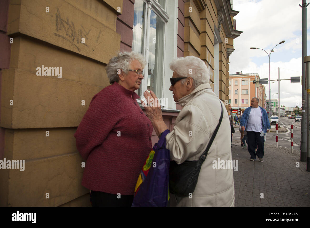 Two old women gossip hi-res stock photography and images - Alamy