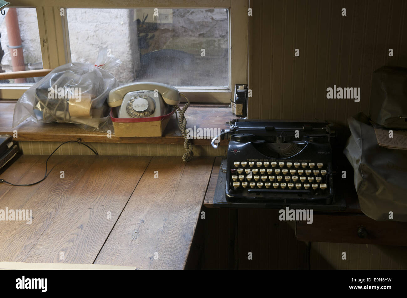 Office typewriter hi-res stock photography and images - Alamy