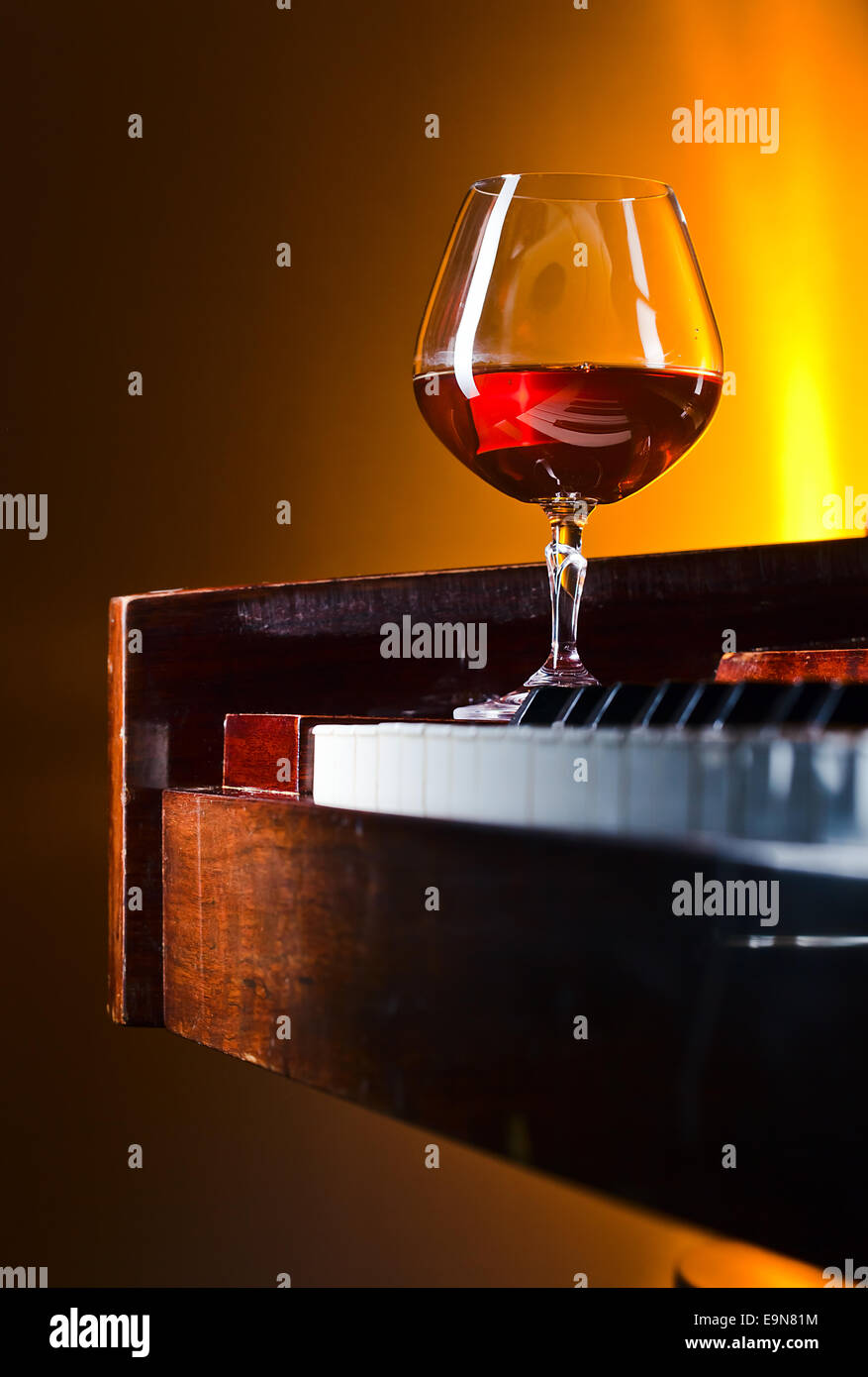 Glass piano whiskey alcohol hi-res stock photography and images - Alamy