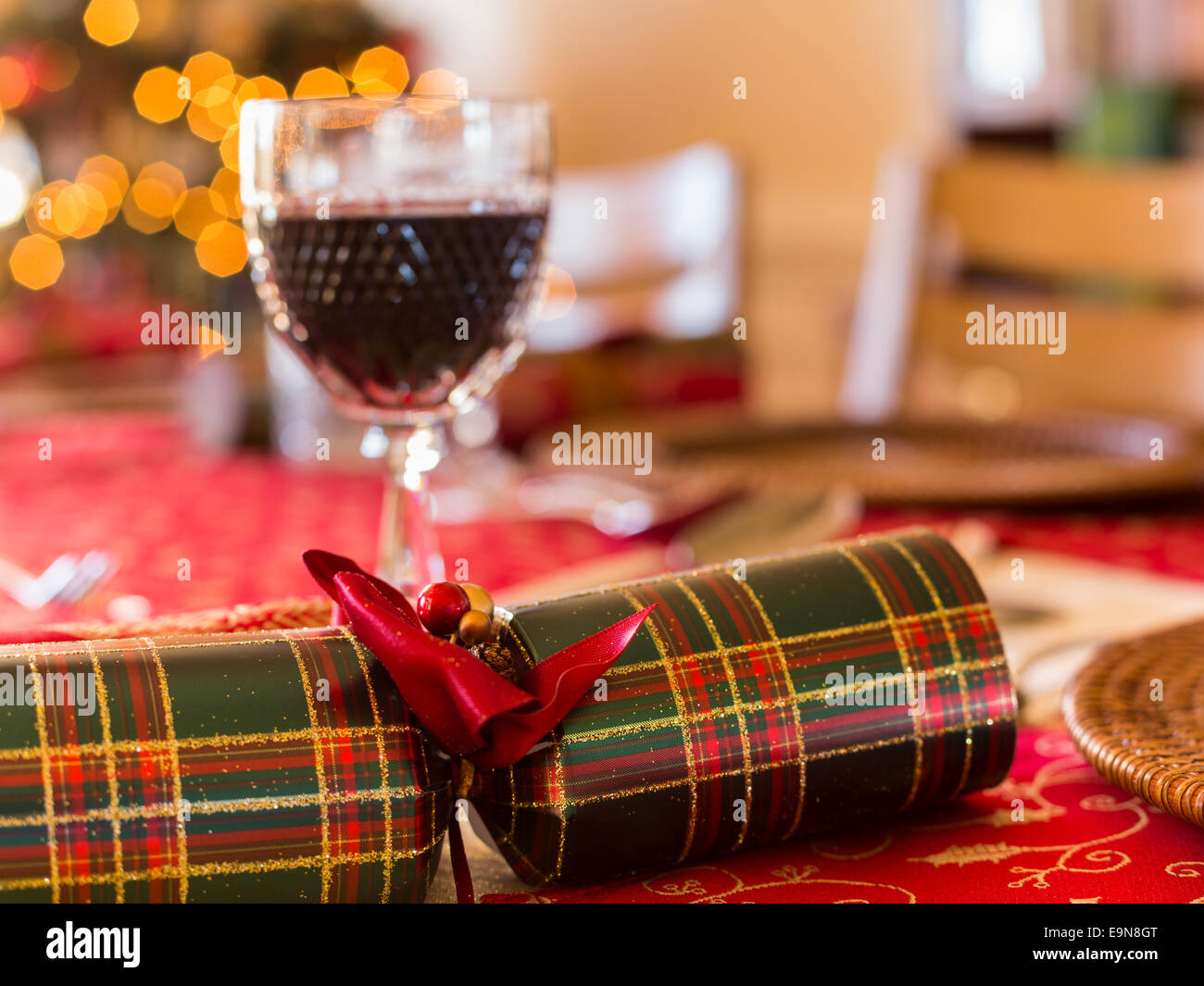 English christmas table crackers hi-res stock photography and images ...