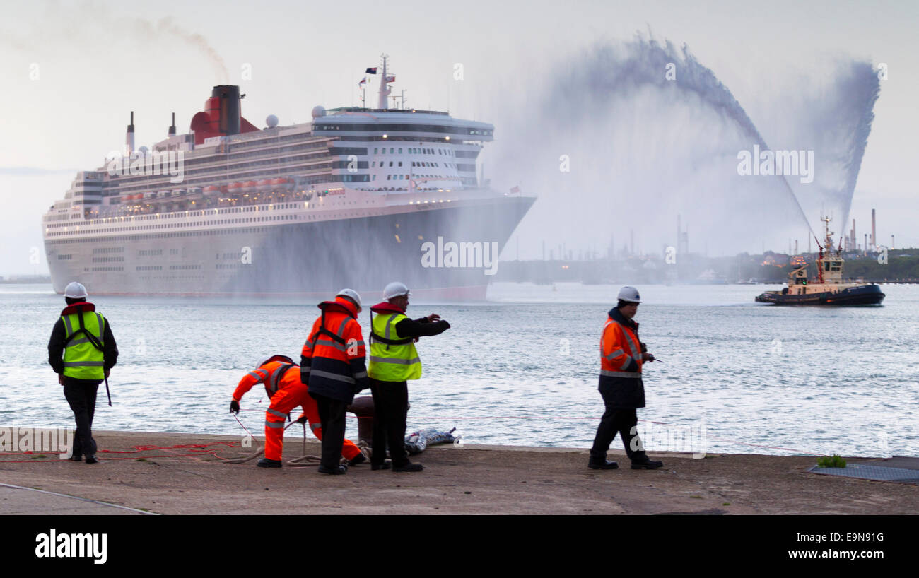 A fire tug sprays jets high into the air to welcome Queen Mary Two to ...