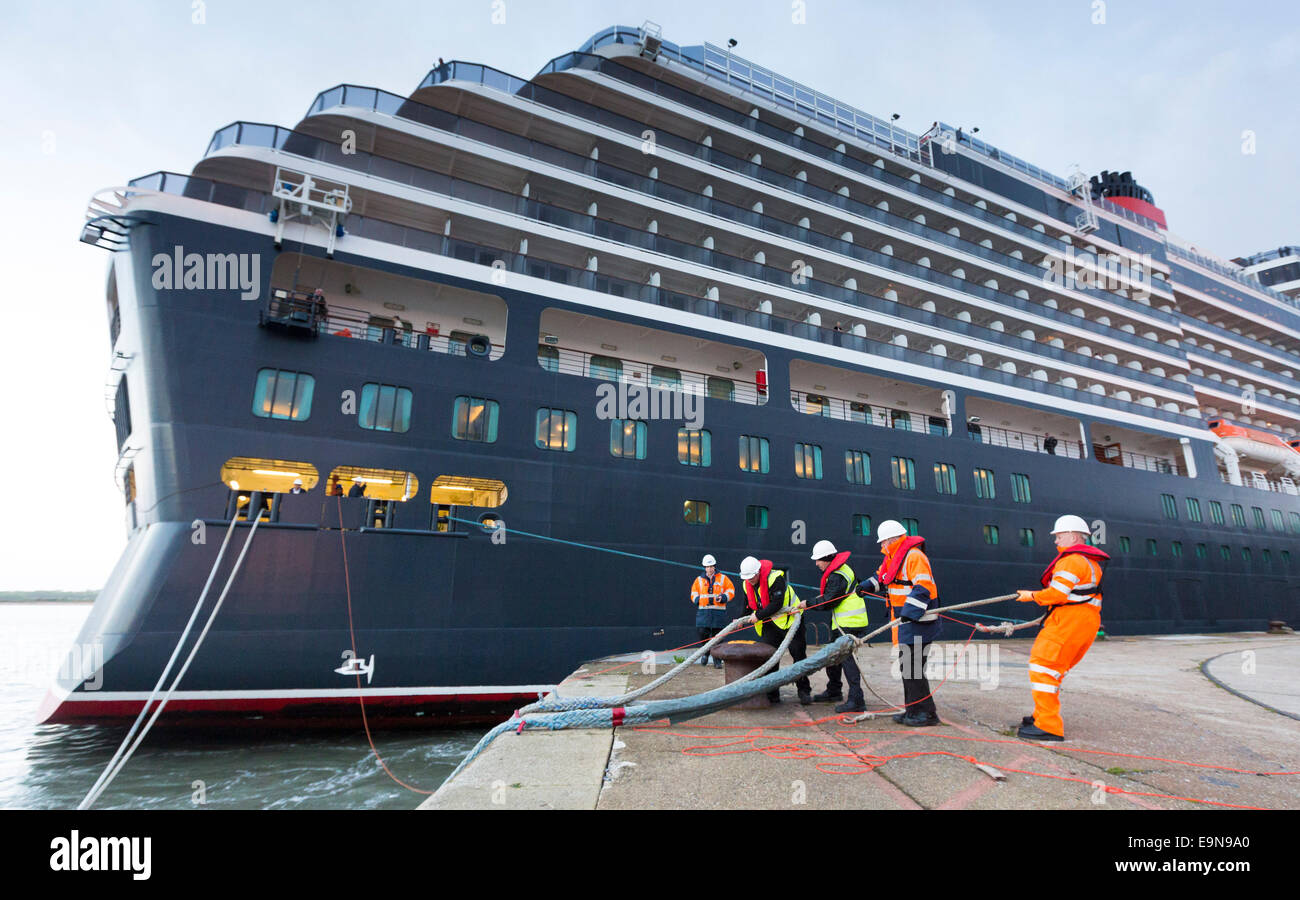 Stevedores secure the lines of the liner Queen Victoria as the Cunard ...