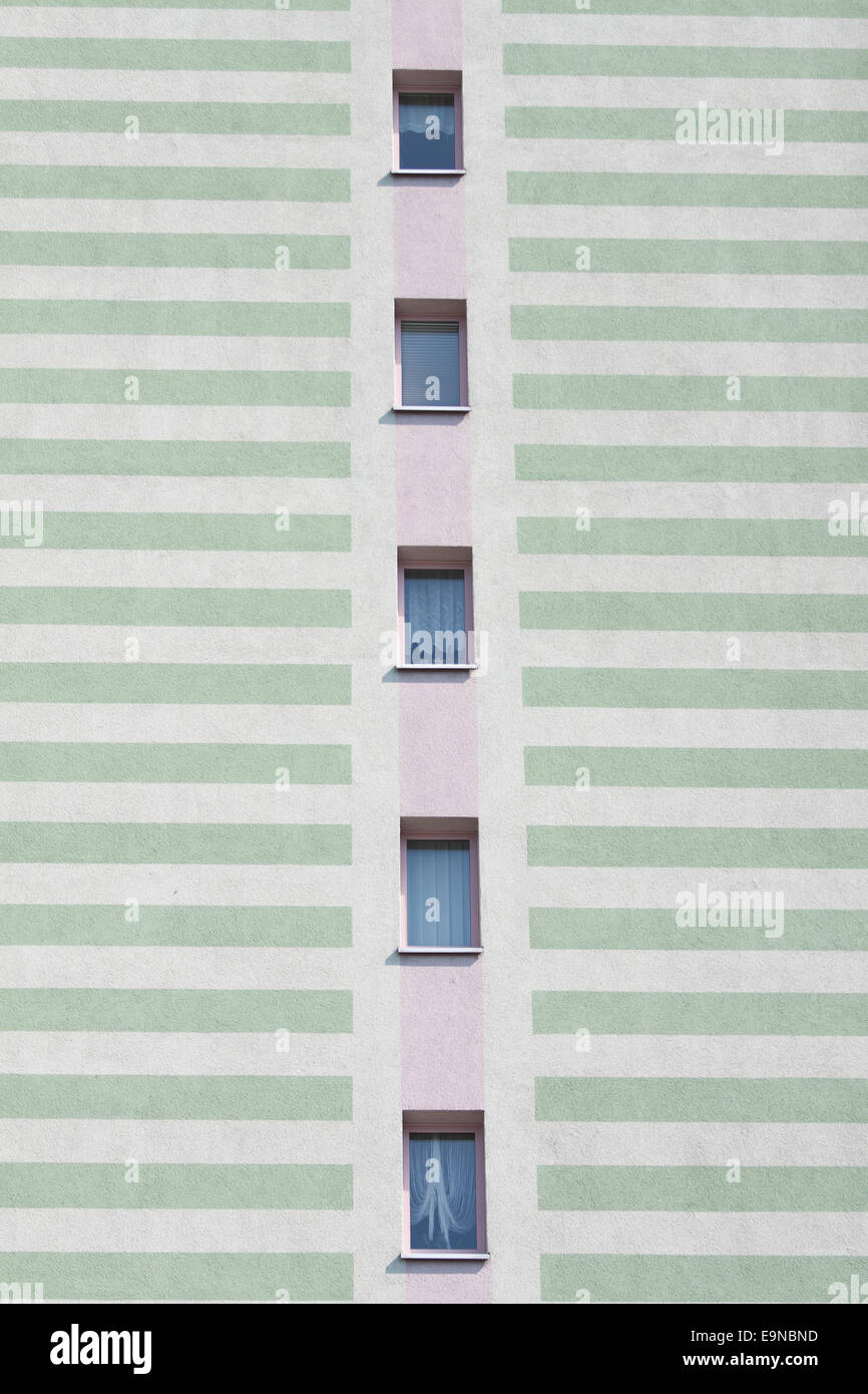 Row of windows hi-res stock photography and images - Alamy