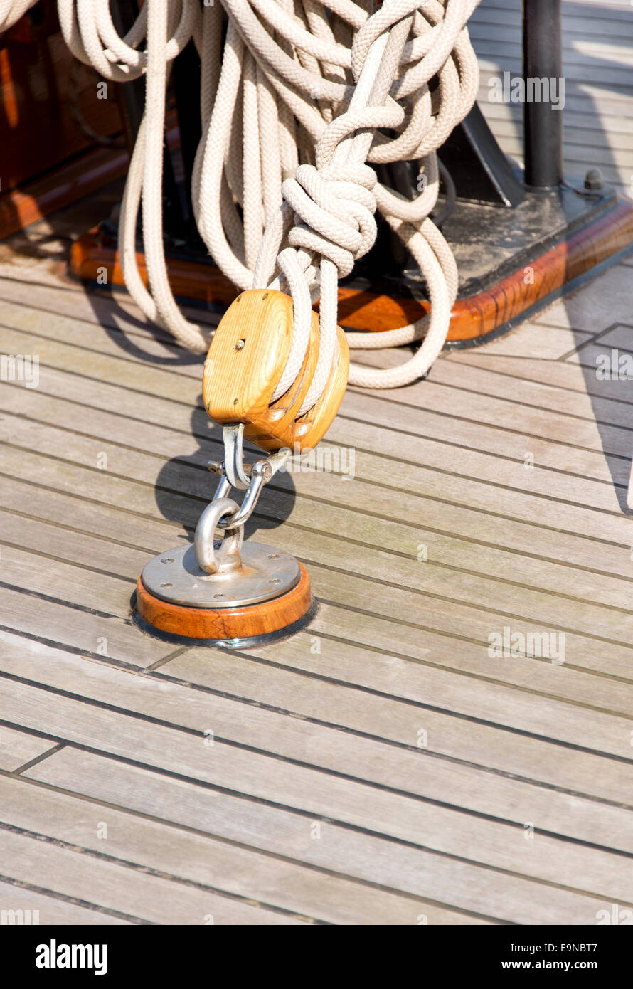 Block and tackle hi-res stock photography and images - Alamy