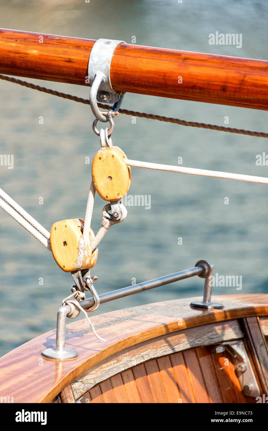 Block and tackle hi-res stock photography and images - Alamy