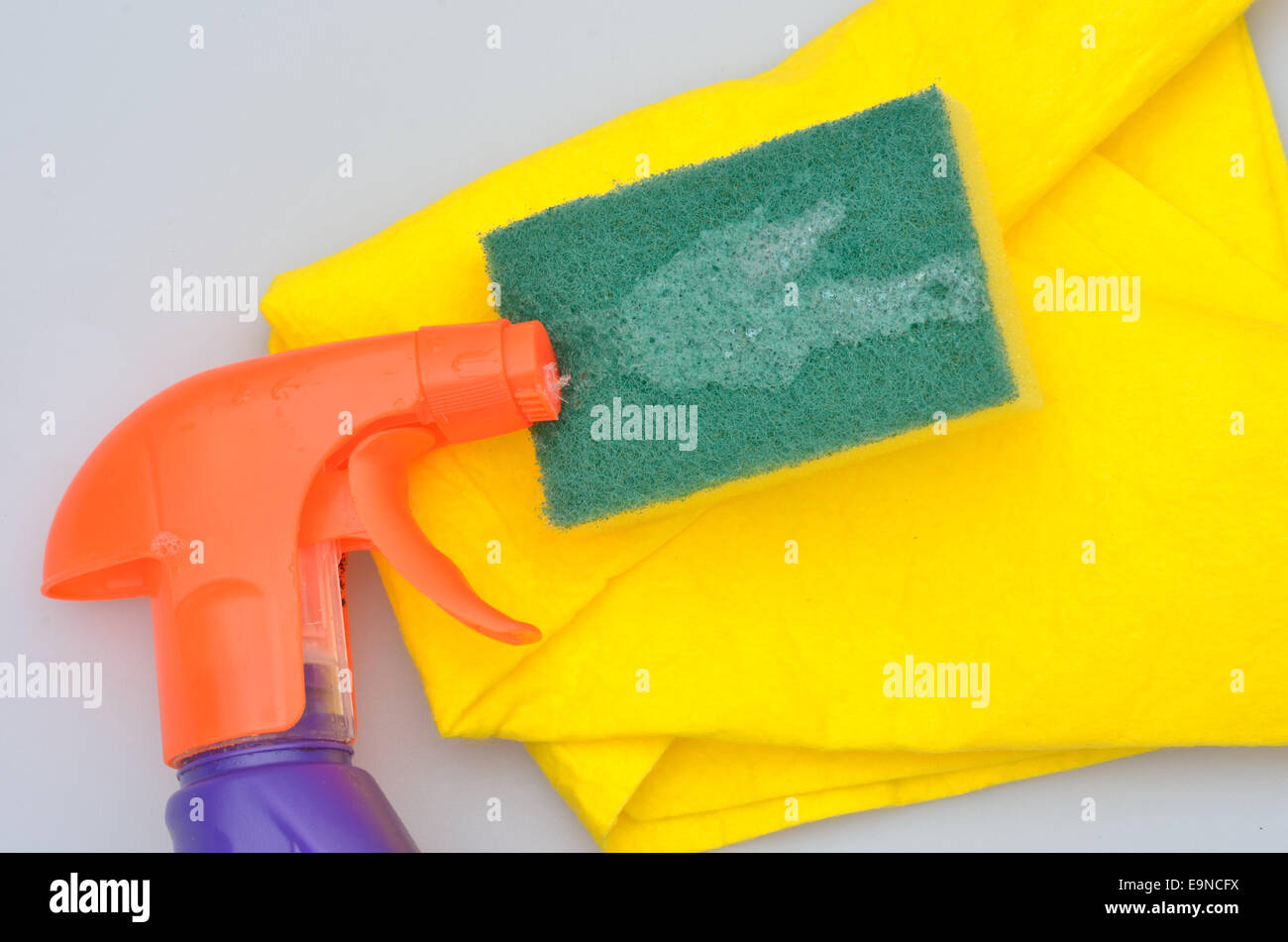 spray bottle over sponge and cloth Stock Photo - Alamy
