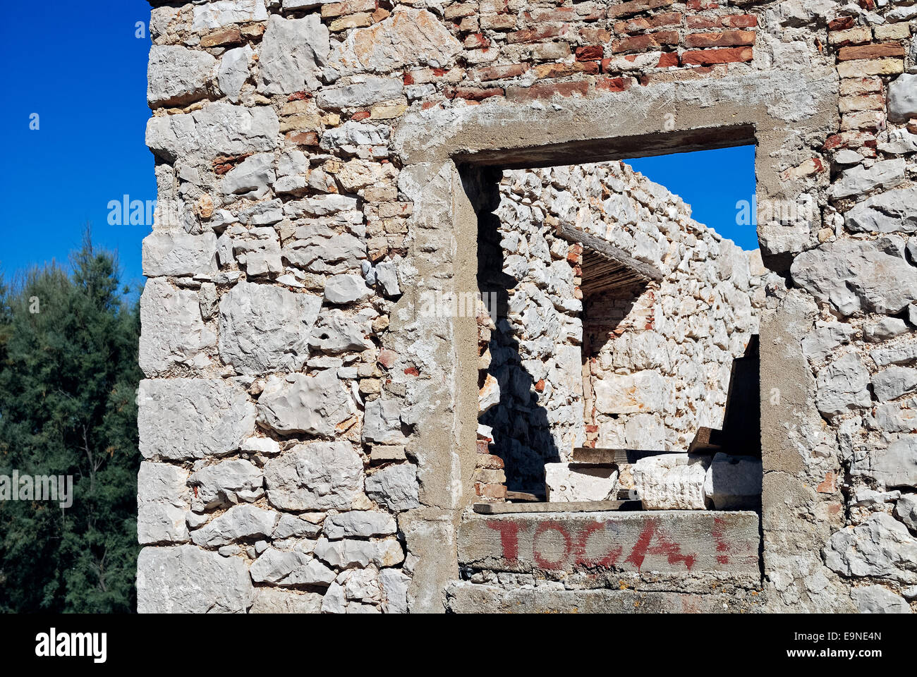 Old stone ruins hi-res stock photography and images - Alamy