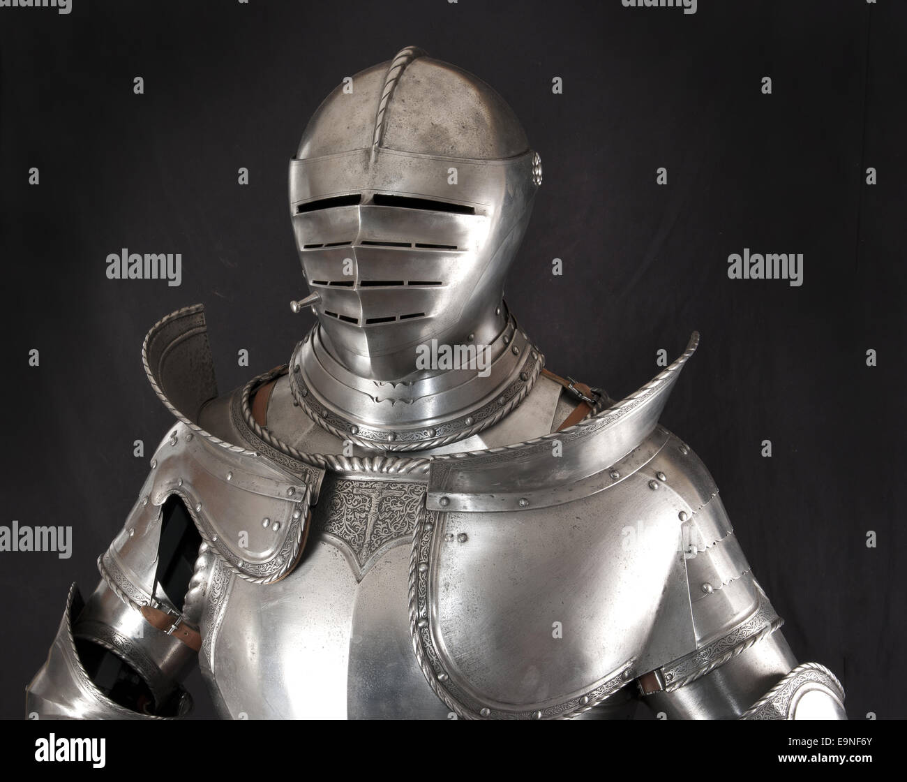 Old metal knight armour hi-res stock photography and images - Alamy