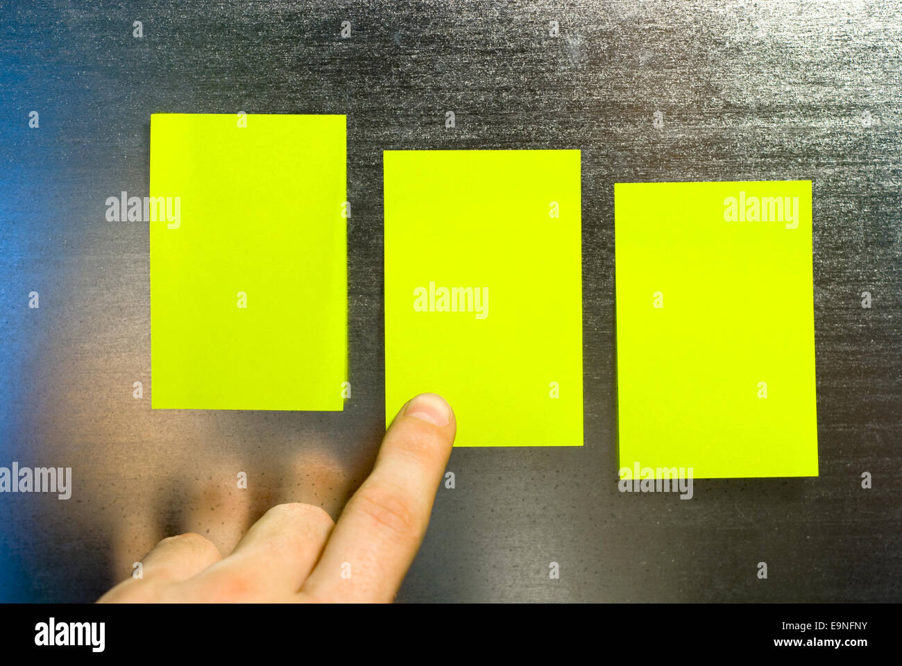 Hand shows note hi-res stock photography and images - Alamy