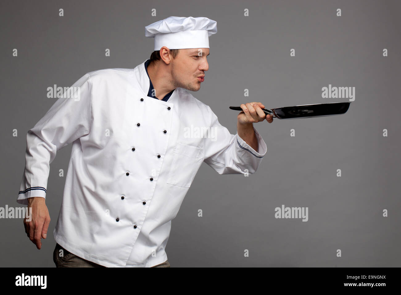 chef holding frying pan Stock Photo - Alamy