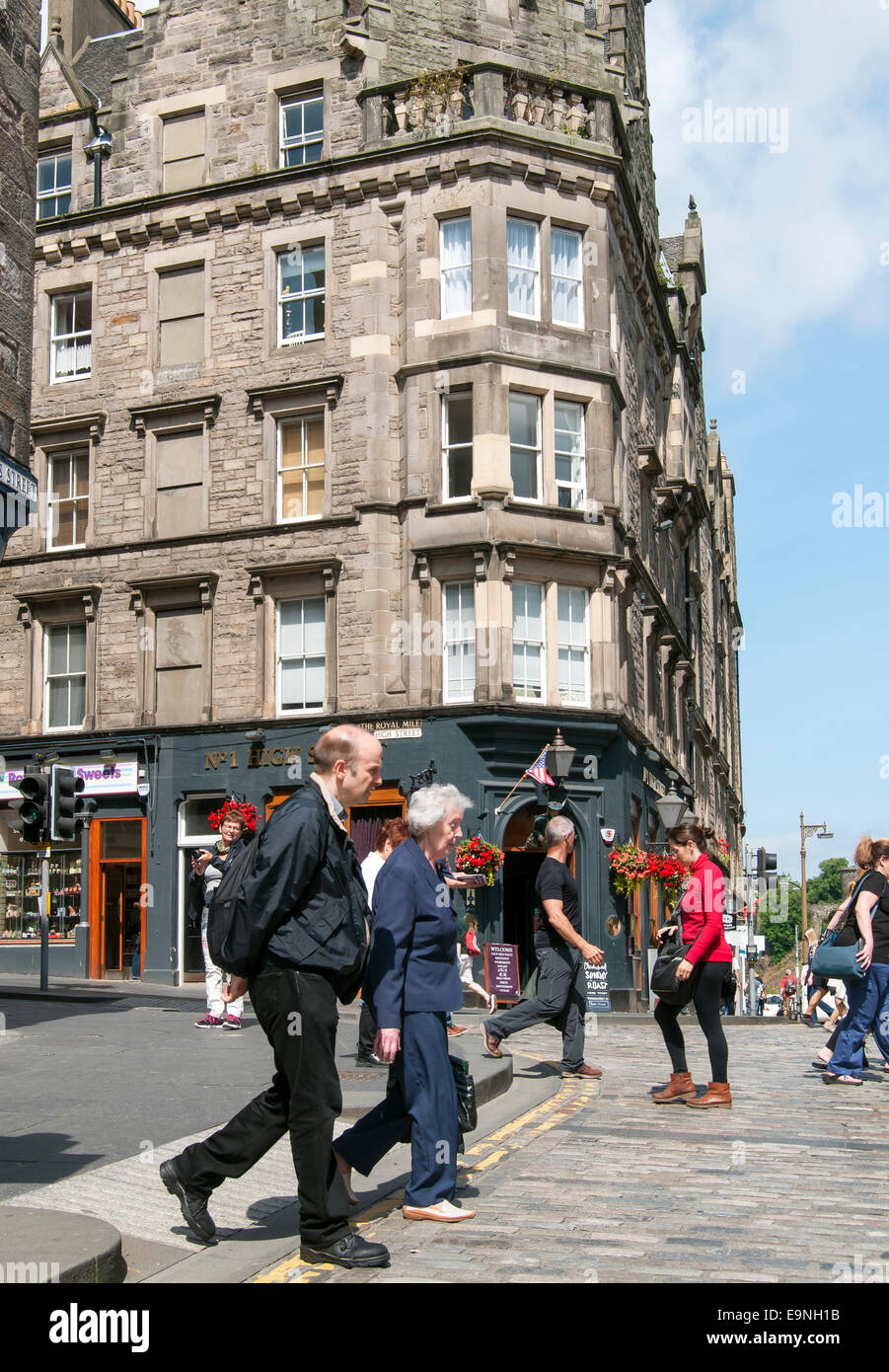 Royal Mile Street Scene, Edinburgh, Scotland, UK Stock Photo - Alamy