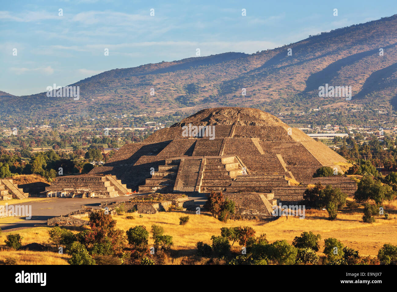 Teotihuacan pyramid balloon hi-res stock photography and images - Alamy