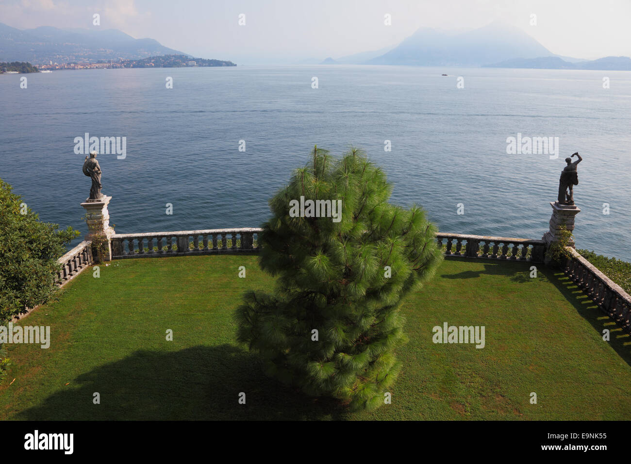 Waterfront terrace hi-res stock photography and images - Alamy