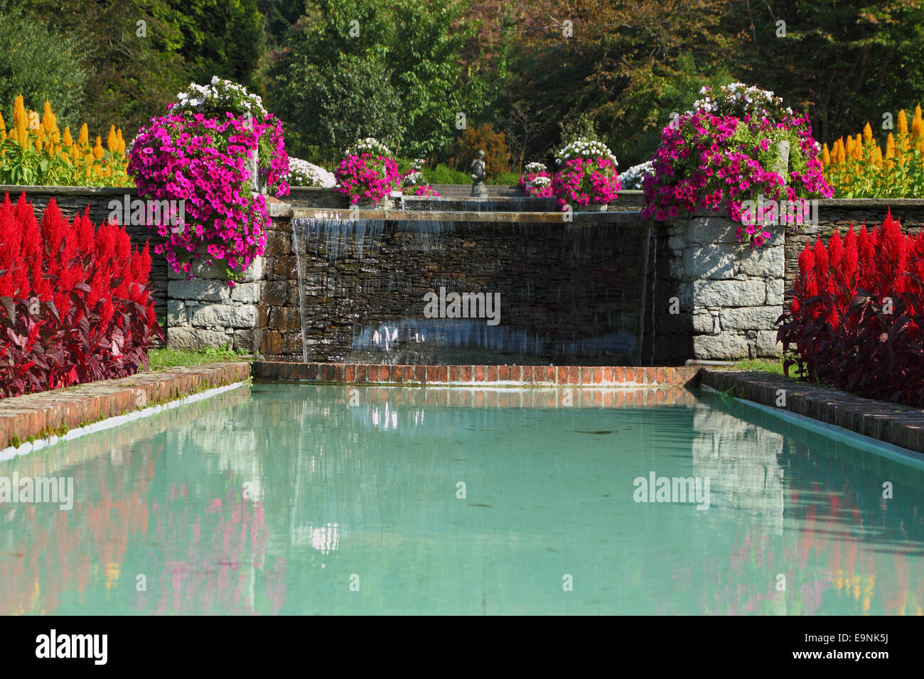 Beautiful garden water fountains hi-res stock photography and images ...