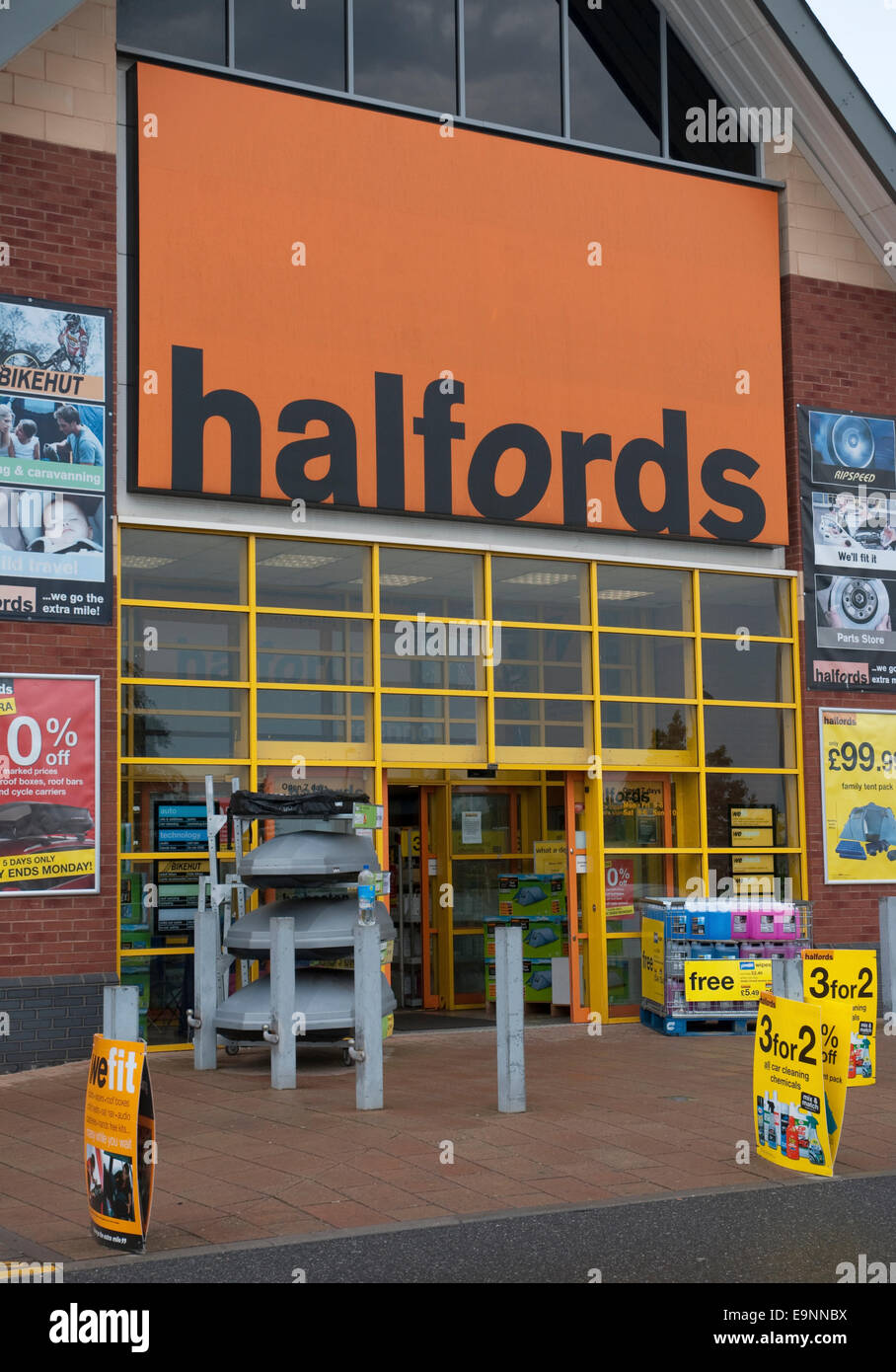 Halfords motoring hi-res stock photography and images - Alamy