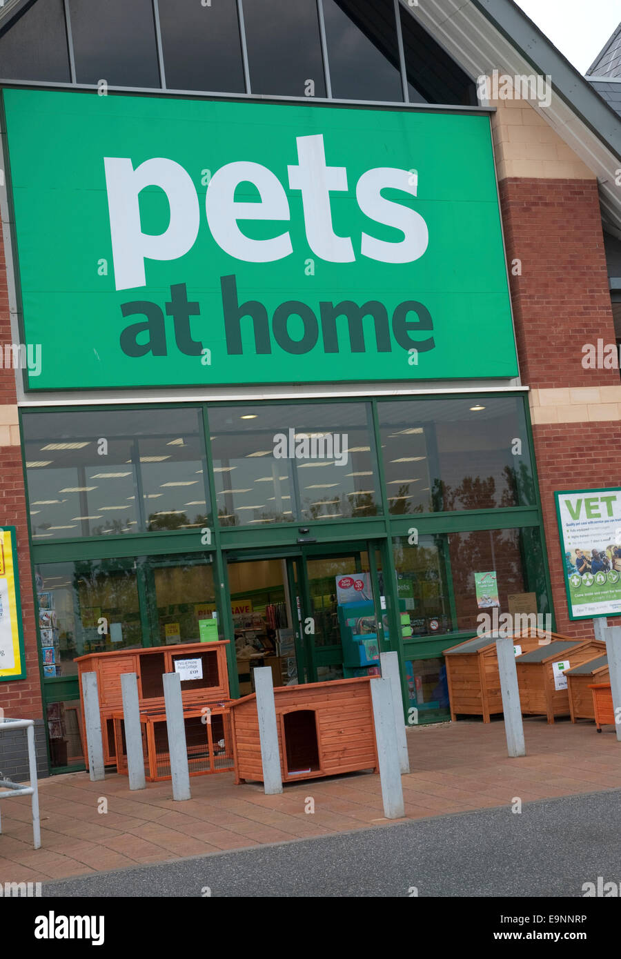 Pets at home store front hi-res stock photography and images - Alamy