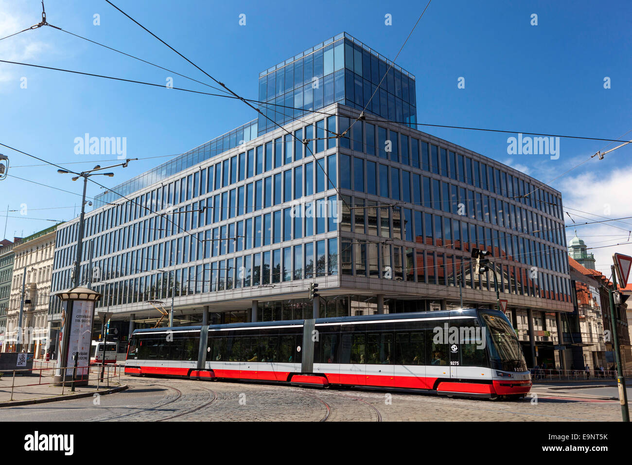 Building links hi-res stock photography and images - Alamy