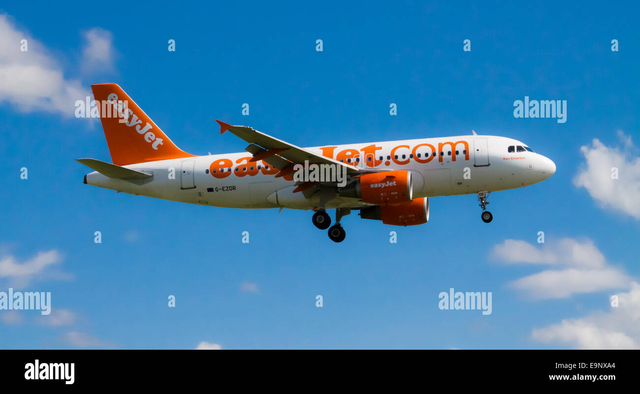 Easyjet a319 flying hi-res stock photography and images - Alamy