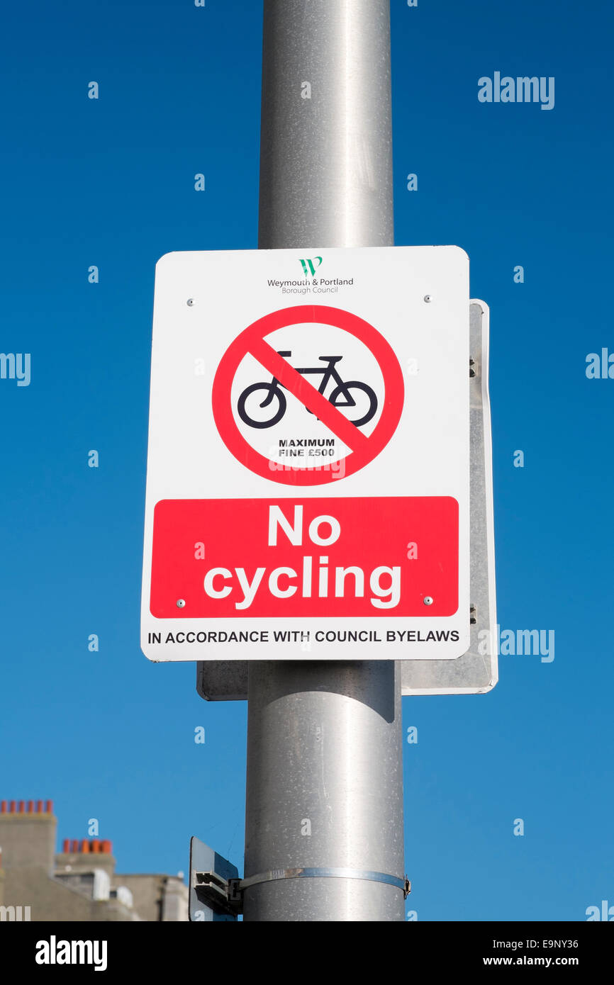 Cycling sign hi-res stock photography and images - Alamy