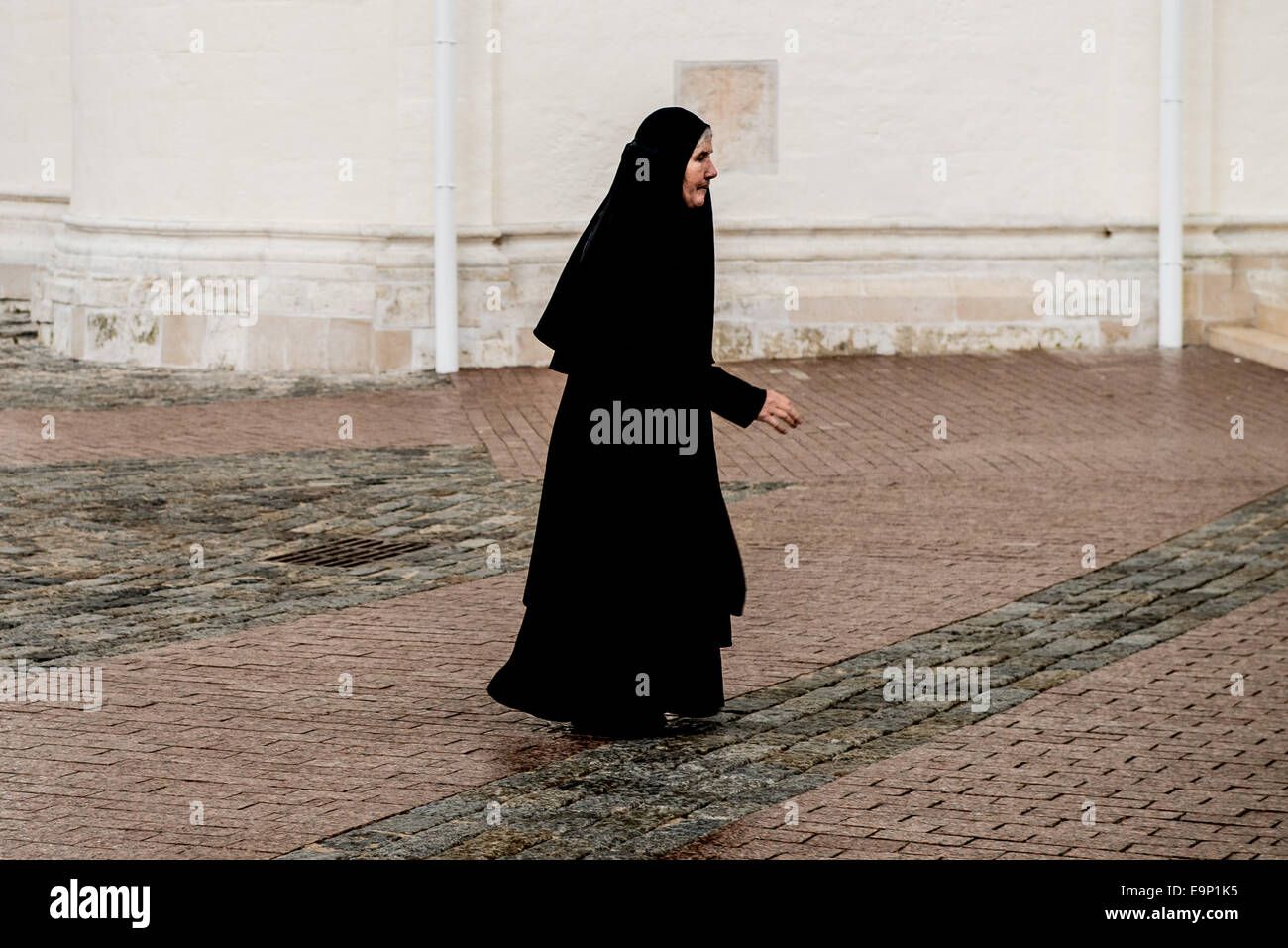 Orthodox nun walking in sergiev hi-res stock photography and images - Alamy