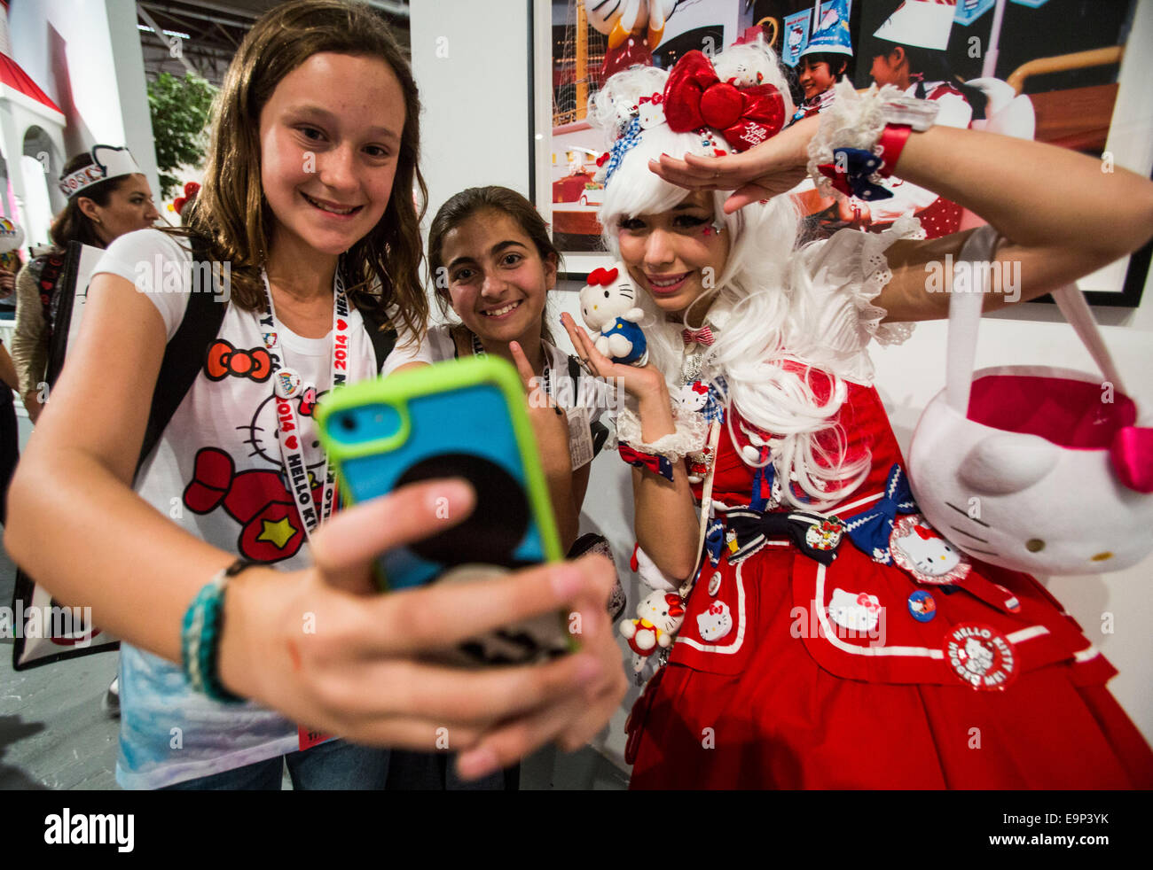 Los Angeles, USA. 30th Oct, 2014. Fans take a selfie with a Hello Kitty ...