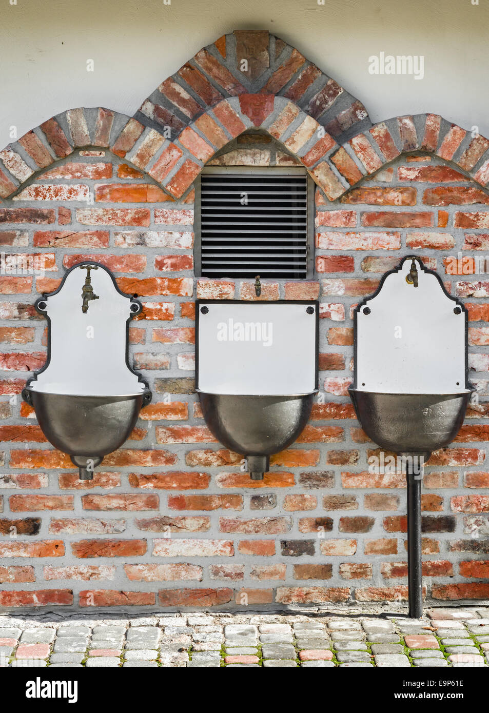 Old fashioned wash basin hi-res stock photography and images - Alamy