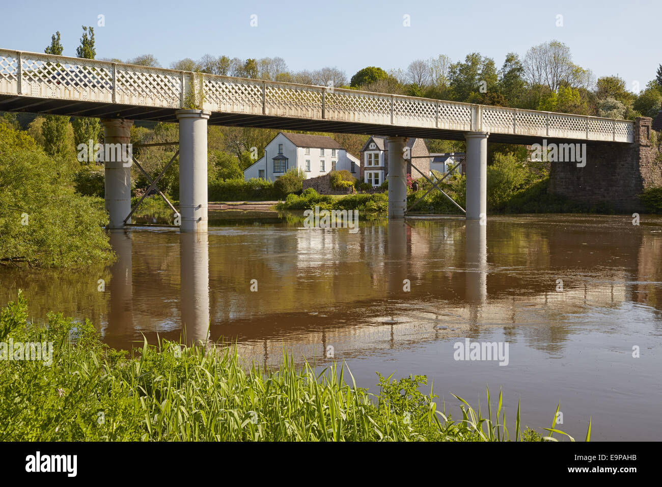 Riverbank view brockweir bridge river hi-res stock photography and ...