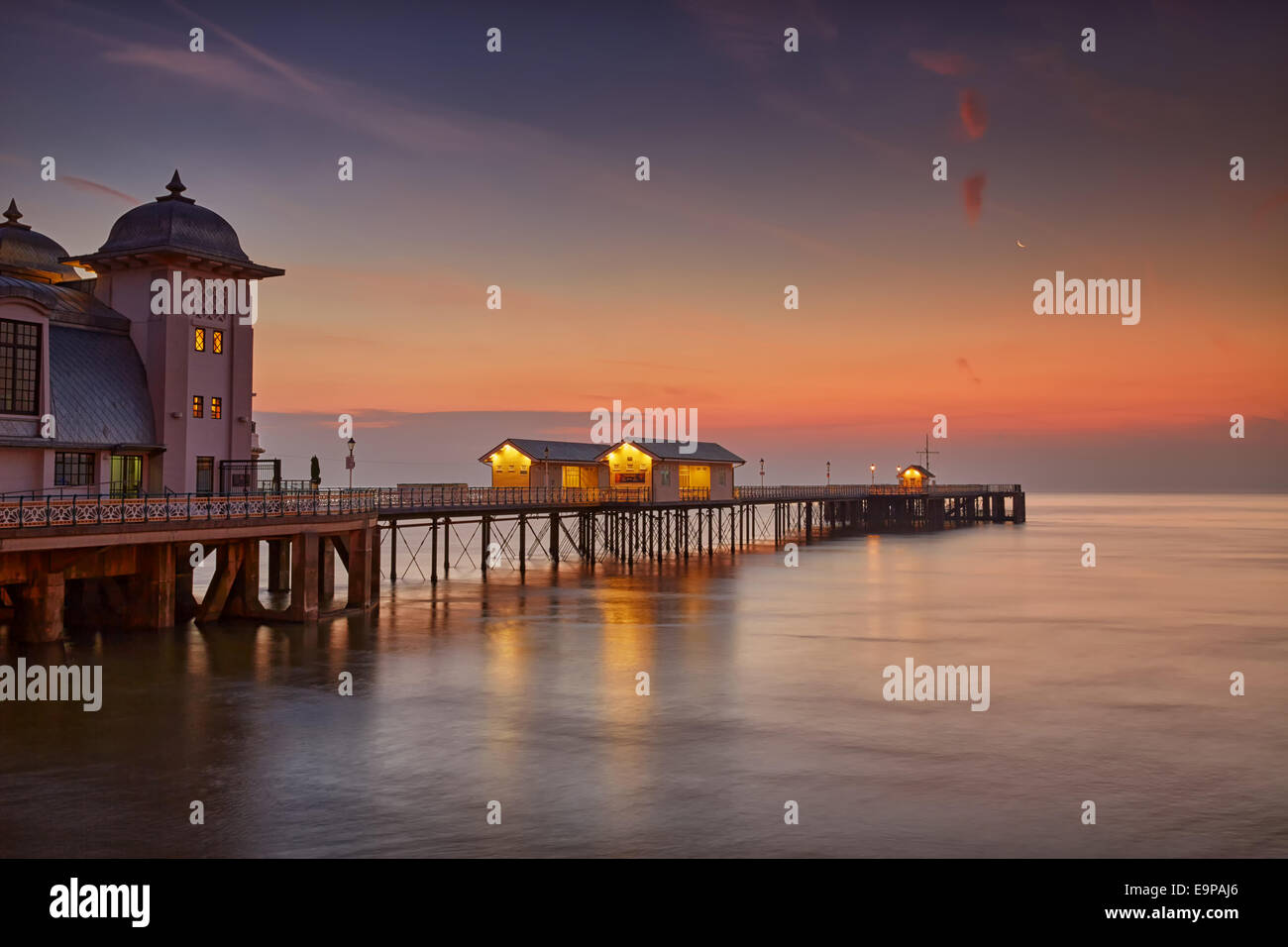 View of Victorian pier in seaside town at sunrise, Penarth Pier ...