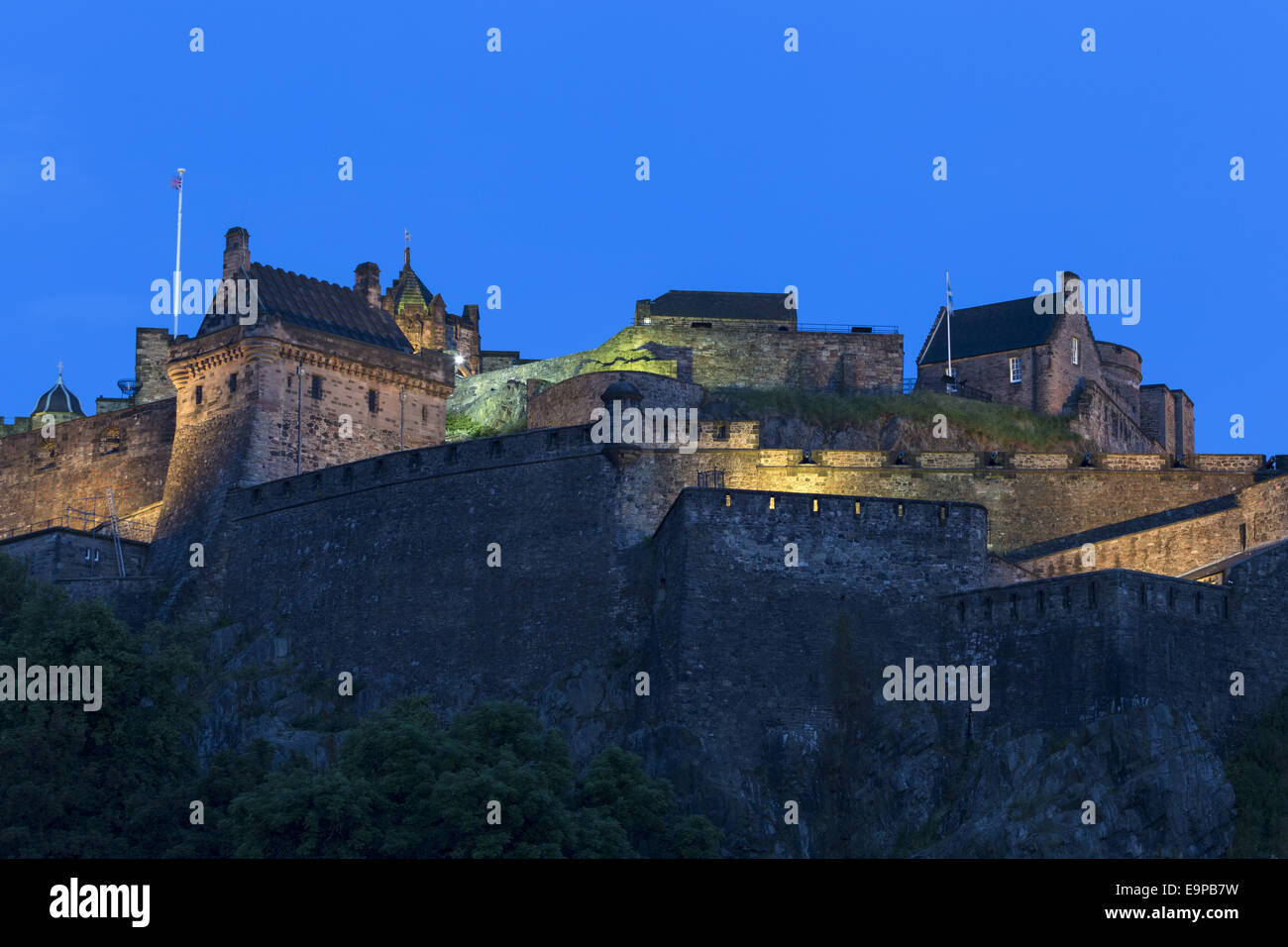 View of castle on volcanic plug illuminated at night, Edinburgh Castle ...