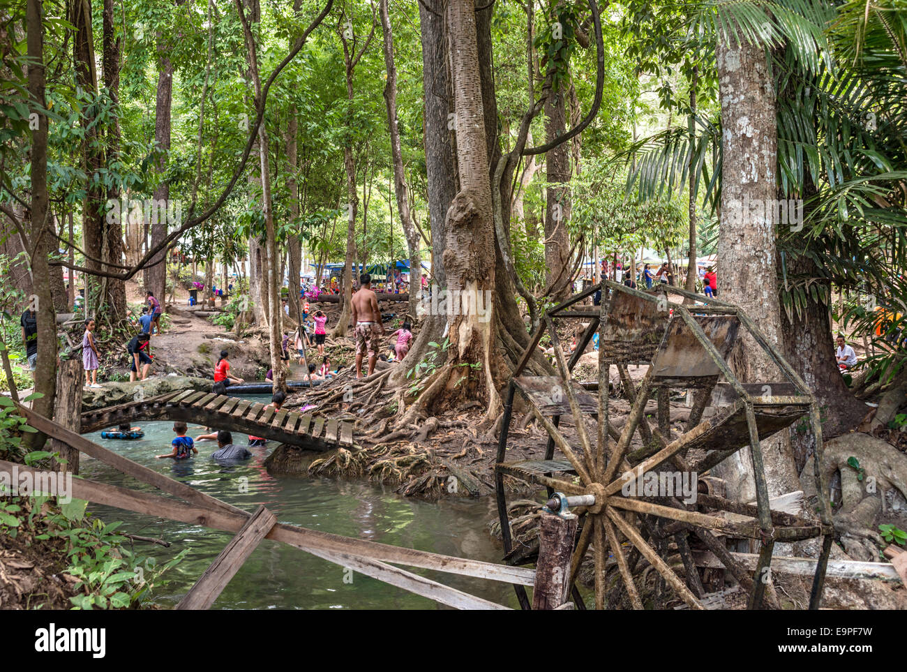 Thai families at the Nam Phut natural spring, Khao Yai, Thailand ...