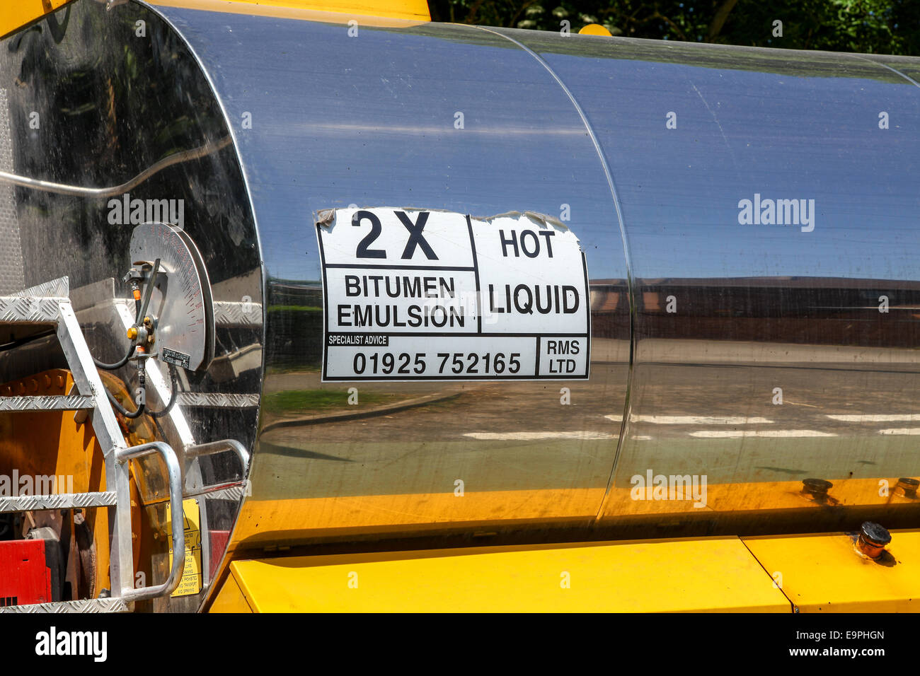 Hot bitumen emulsion hi-res stock photography and images - Alamy